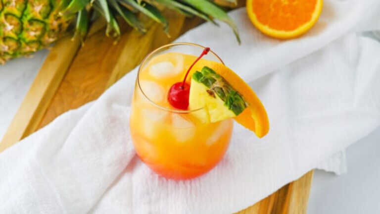 30 Summer Drinks to Enjoy by the Pool This Summer